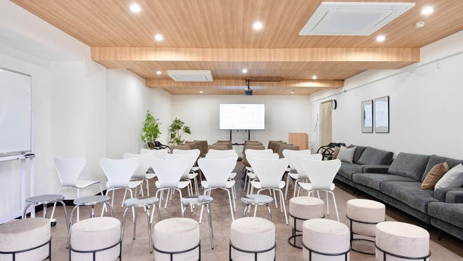 【横浜駅7分】最大64名着席✨限定価格🉐100㌅大型モニター/着席64名/立食70名/会議/セミナー/食事会/勉強会の写真28