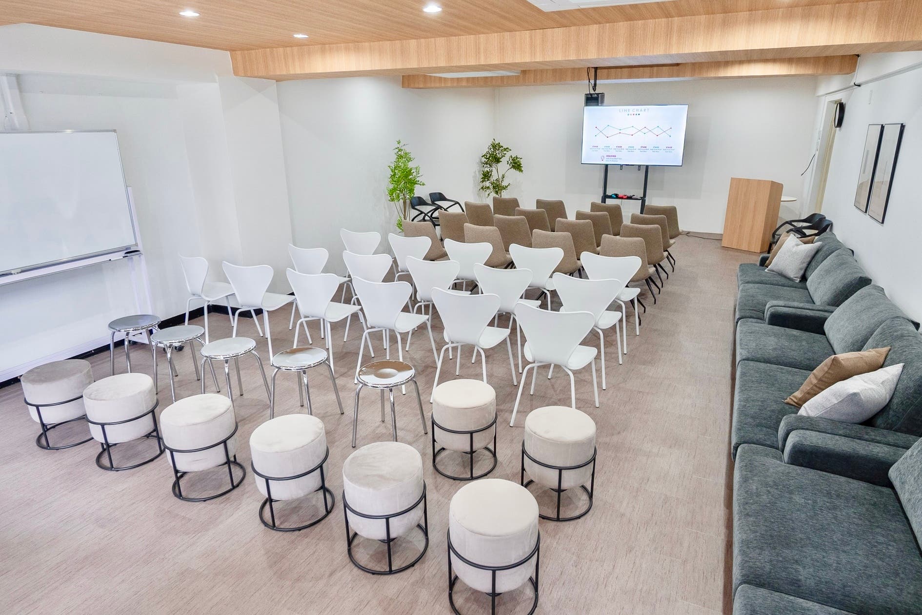 【横浜駅7分】最大64名着席✨限定価格🉐100㌅大型モニター/着席64名/立食70名/会議/セミナー/食事会/勉強会の写真29