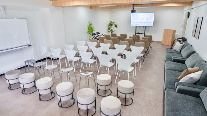 【横浜駅7分】最大64名着席✨限定価格🉐100㌅大型モニター/着席64名/立食70名/会議/セミナー/食事会/勉強会の写真29