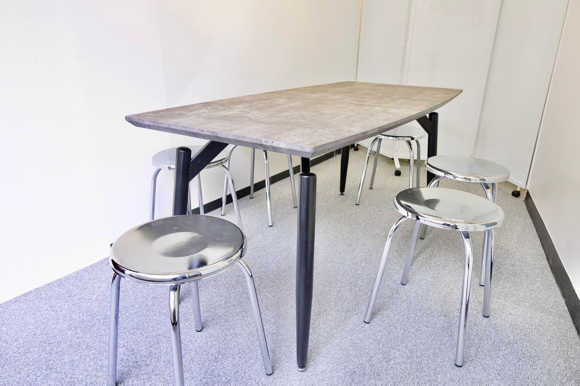 【横浜駅7分】最大64名着席✨限定価格🉐100㌅大型モニター/着席64名/立食70名/会議/セミナー/食事会/勉強会の写真30