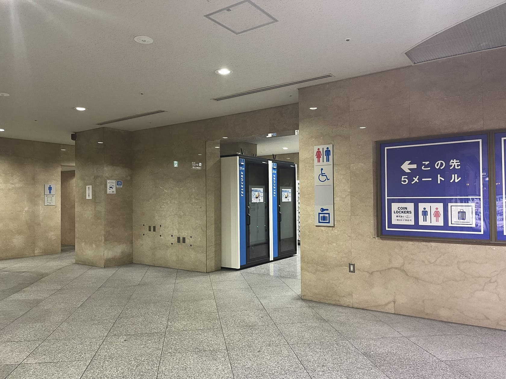 【テレキューブ】ディアモール大阪の個室型ワークブース（275-01）です。視線と音を遮る、プライベートな集中環境。の写真1