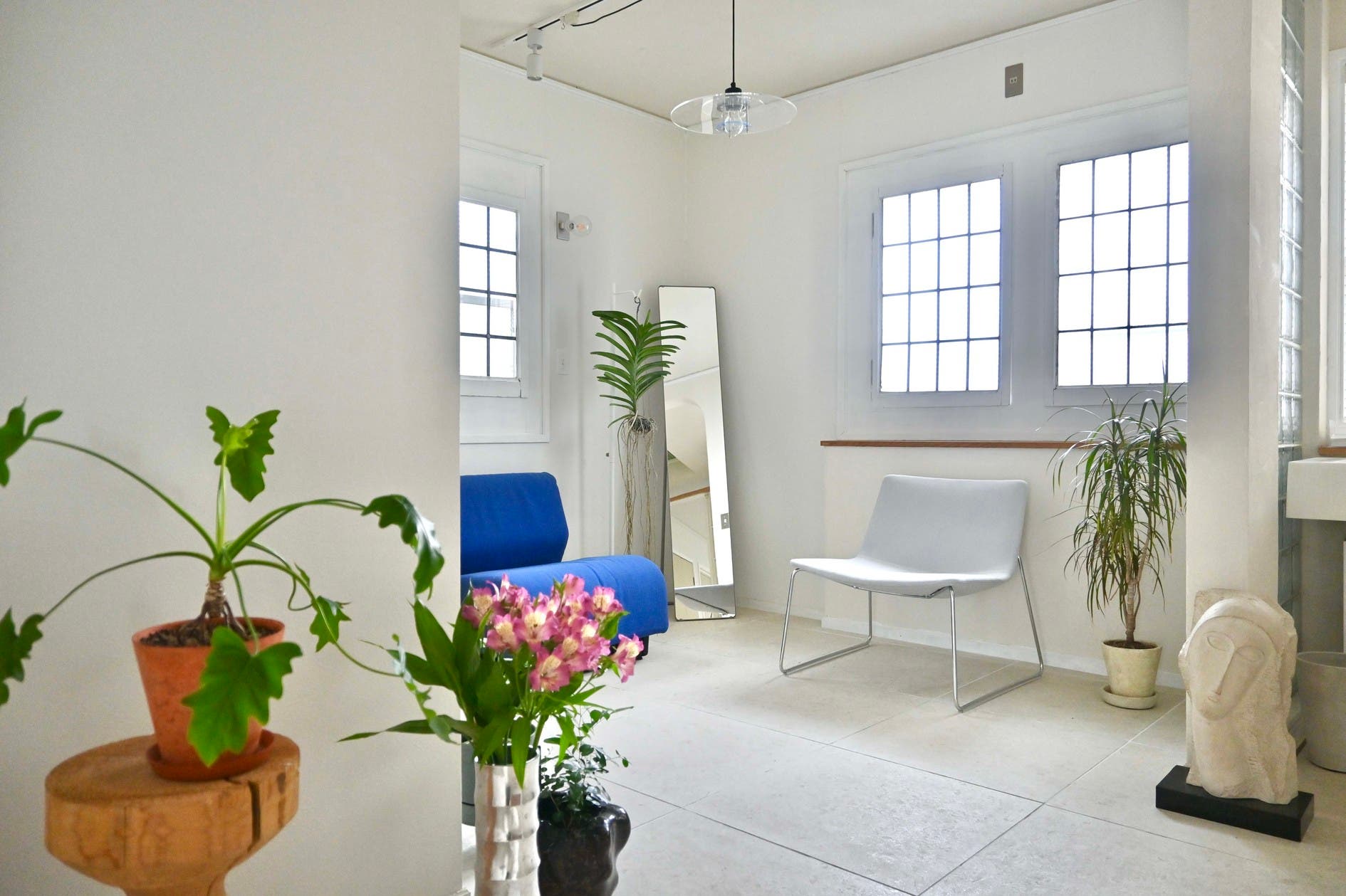 《 HOUSE124 / 2階スタジオ＋1階ダイニング 》 自然光とタイル床、ヴィンテージ窓、椅子。撮影、動画、一軒家スタジオの写真14