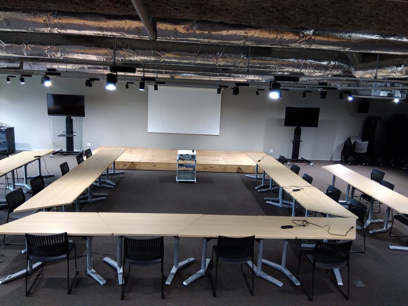 札幌駅東口から徒歩11分【HIGUMAHALL】サツドラ北8条店2階・イベント・セミナーにオススメの写真2