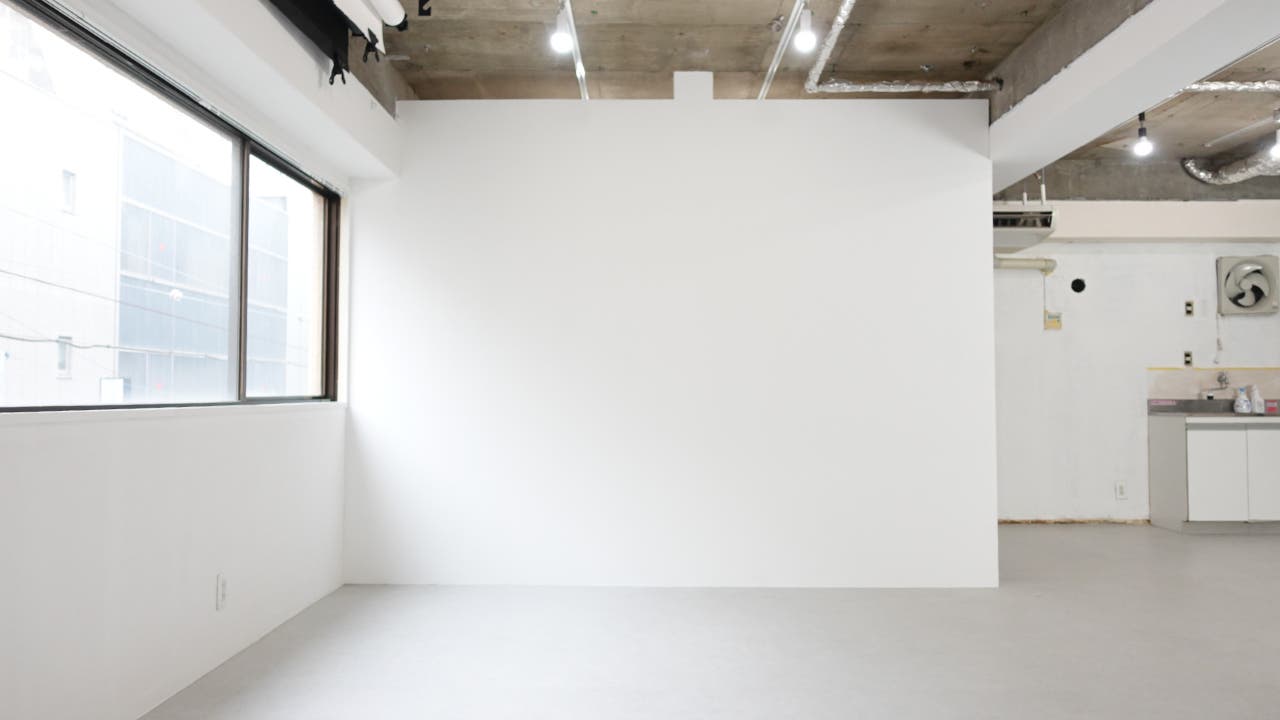 【御徒町６分】✨ウィンターキャンペーン✨２面採光｜コンクリ床＋白壁＋アーチ｜撮影機材＋背景紙無料【アパレル｜化粧品｜物撮り 】の写真2