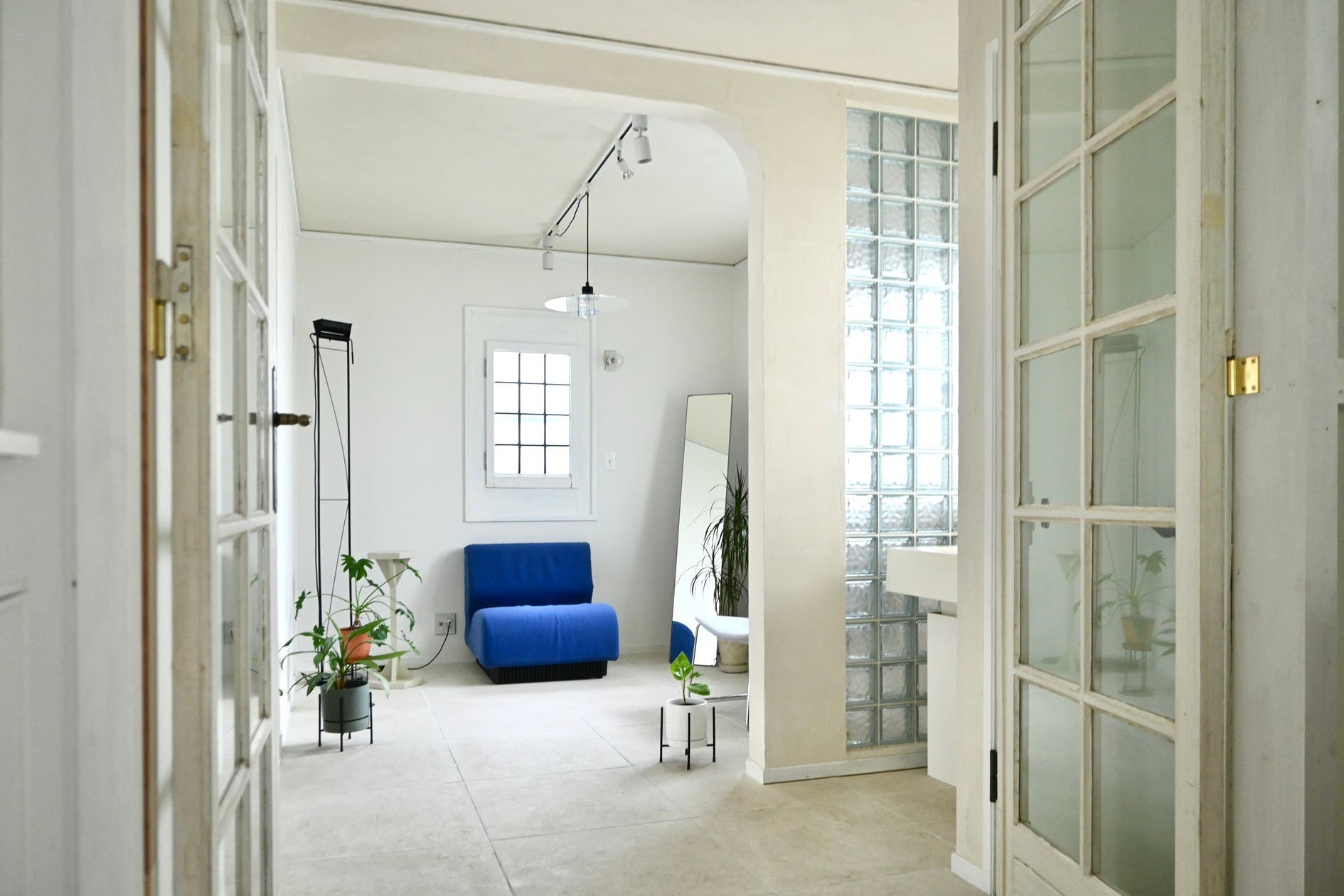 《 HOUSE124 / 2階スタジオ＋1階ダイニング 》 自然光とタイル床、ヴィンテージ窓、椅子。撮影、動画、一軒家スタジオの写真13