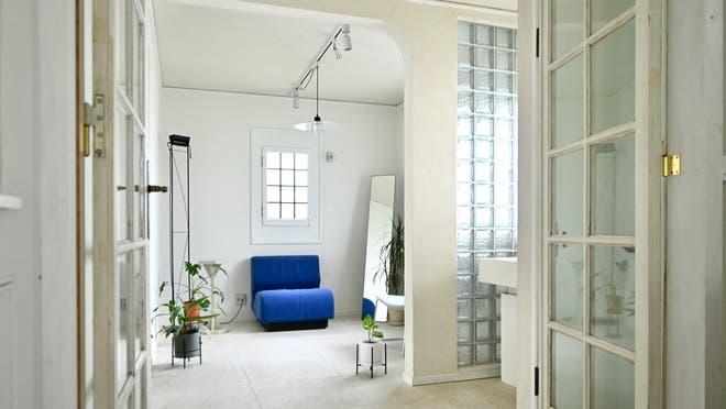 《 HOUSE124 / 2階スタジオ+1階ダイニング 》 自然光とタイル床、ヴィンテージ窓、椅子。撮影、動画、一軒家スタジオの写真13