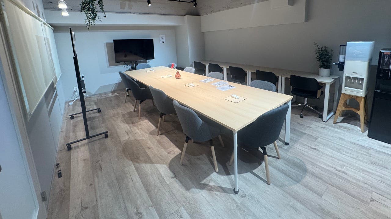 【女性に人気♪港区・赤坂の会議室】溜池山王駅徒歩３分！カフェスタイル会議室・貸スペースペチャクチャRoom１の写真2