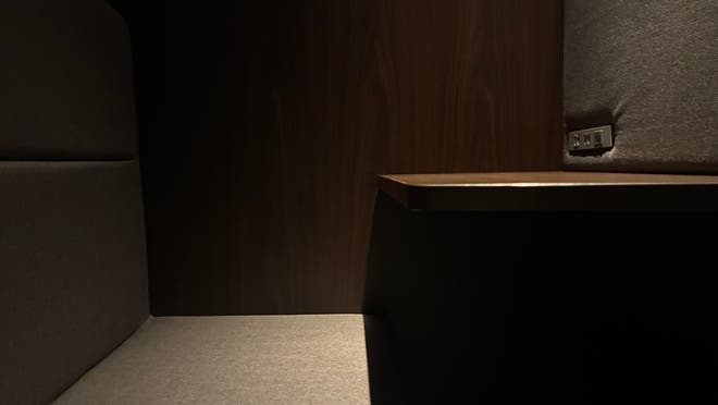 【1名個室ブース】八王子駅徒歩3分/受付スタッフ常駐で安心サポート◎/電源Wi-Fiフリードリンク完備/商談勉強会Web会議の写真1