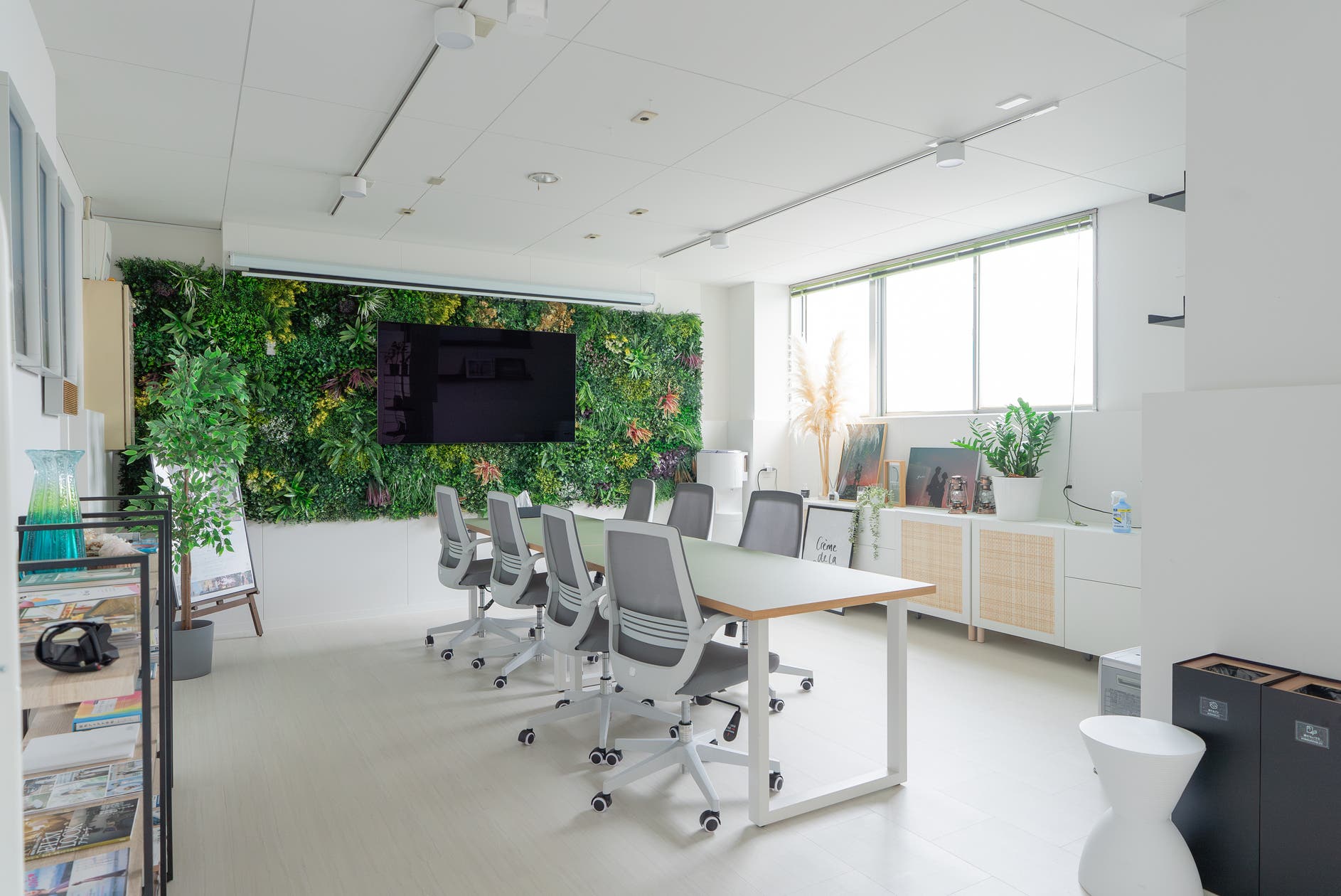 【敦賀】嶺南の会議室　大型テレビ/大型スクリーン/プロジェクター付き/少人数会議/ワークショップ/打ち合わせの写真1