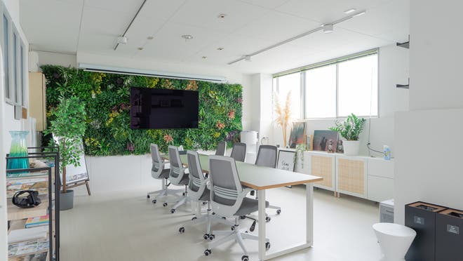 【敦賀】嶺南の会議室 大型テレビ/大型スクリーン/プロジェクター付き/少人数会議/ワークショップ/打ち合わせの写真1