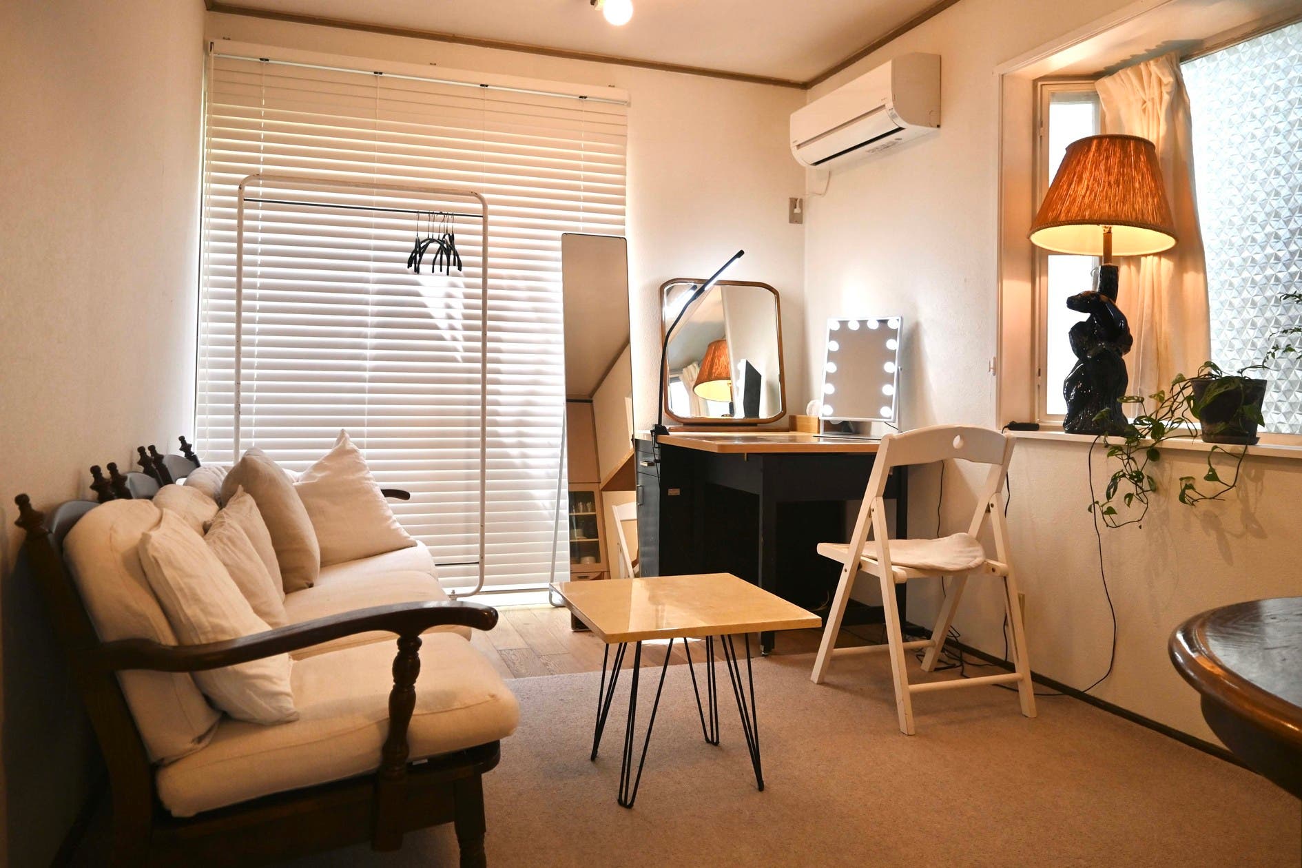 《 HOUSE124 / 2階スタジオ＋1階ダイニング 》 自然光とタイル床、ヴィンテージ窓、椅子。撮影、動画、一軒家スタジオの写真23