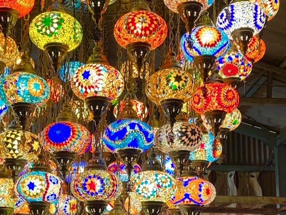 大きなトルコランプの灯りが魅惑的な非日常空間の写真4