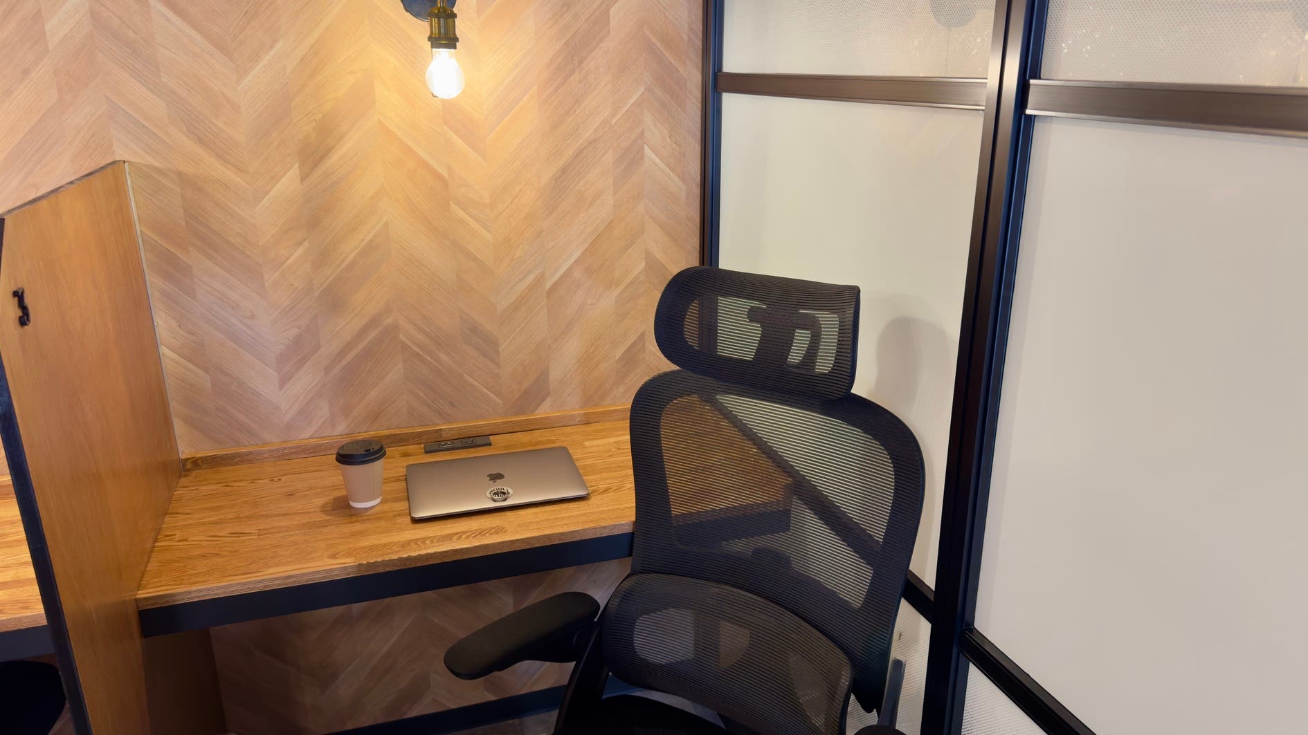 【個室ブース3】コーヒー無料☕️/高速Wi-Fi/専用コンセント/駅近5分 隠れ家カフェラウンジの写真1