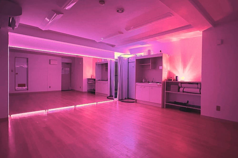 【平日昼1280円】清潔&お洒落🌿LED照明で動画映えもバッチリ✨三脚・ヨガマット無料💡楽器OK🎻個人練にも◎の写真1