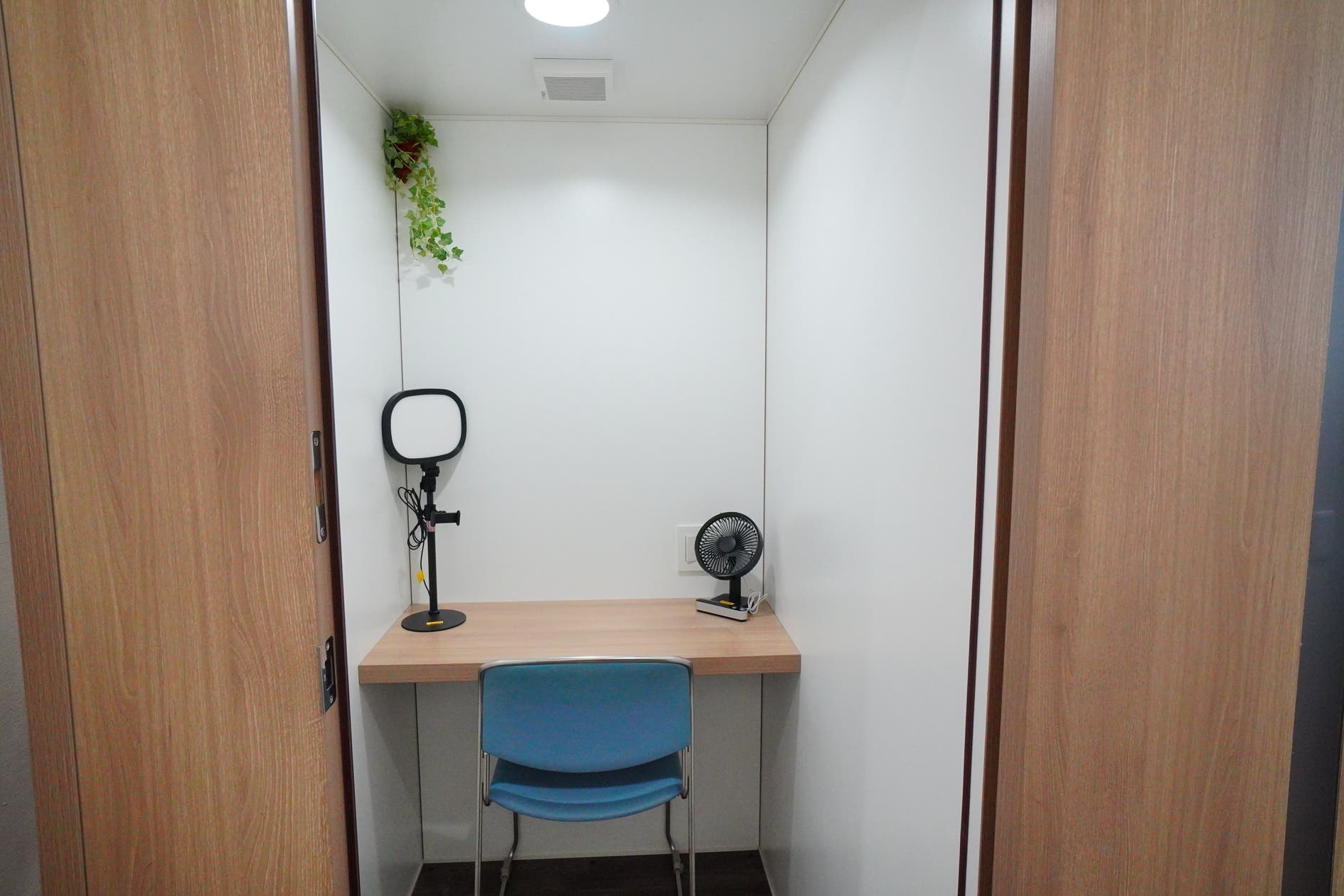 ＜テレワーク@金山No.4＞金山駅徒歩3分✨完全個室🚪高速光回線Wi-Fi📶電源🔌テレワーク/面接/自習/作業の写真4