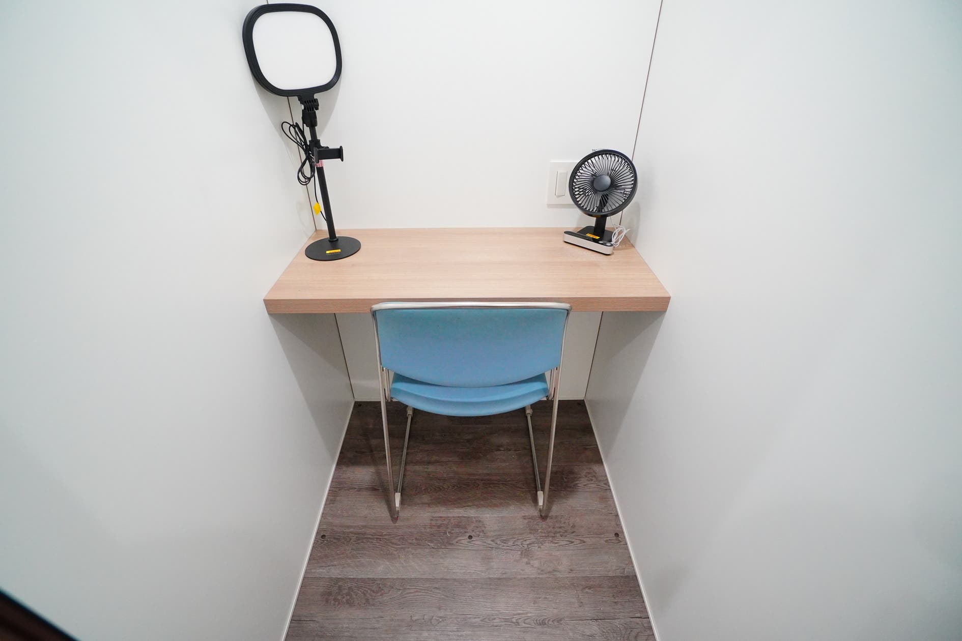 ＜テレワーク@金山No.4＞金山駅徒歩3分✨完全個室🚪高速光回線Wi-Fi📶電源🔌テレワーク/面接/自習/作業の写真1