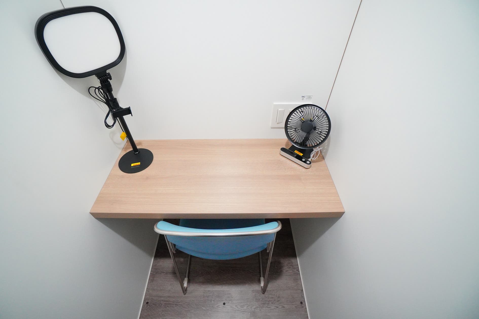 ＜テレワーク@金山No.4＞金山駅徒歩3分✨完全個室🚪高速光回線Wi-Fi📶電源🔌テレワーク/面接/自習/作業の写真2