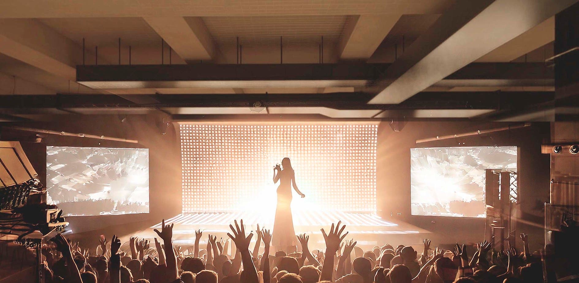 【LEDビジョン×イベントダイニング】300インチの大型LEDで新しいエンタメ空間を演出の写真2