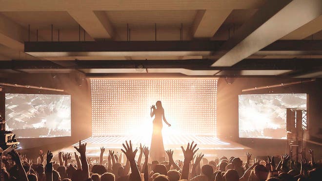 【LEDビジョン×イベントダイニング】300インチの大型LEDで新しいエンタメ空間を演出の写真2