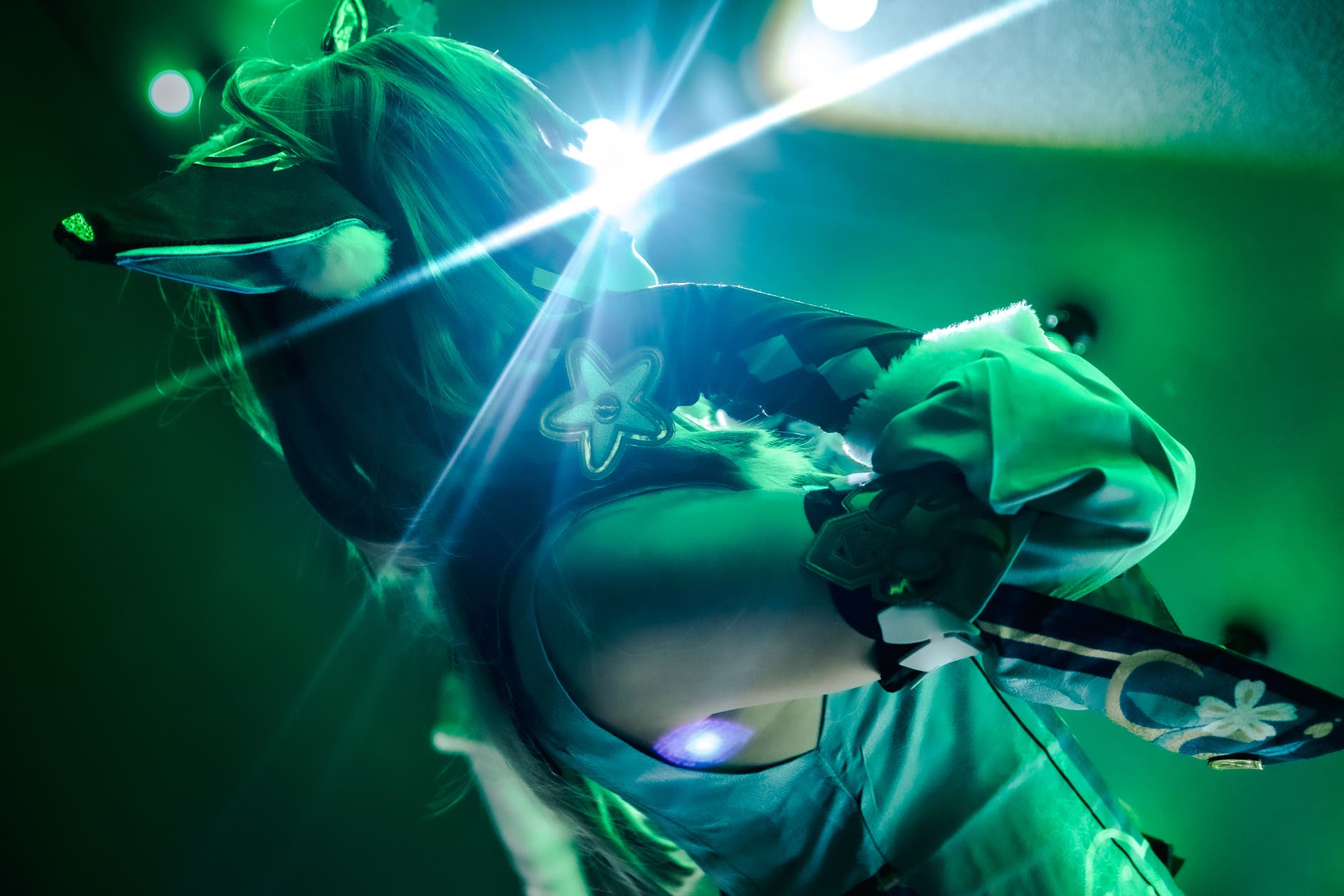 はこプレイス2F【エンチャントルーム】色で魅せる、光で映える、ミニステージでワンランク上の撮影体験の写真2