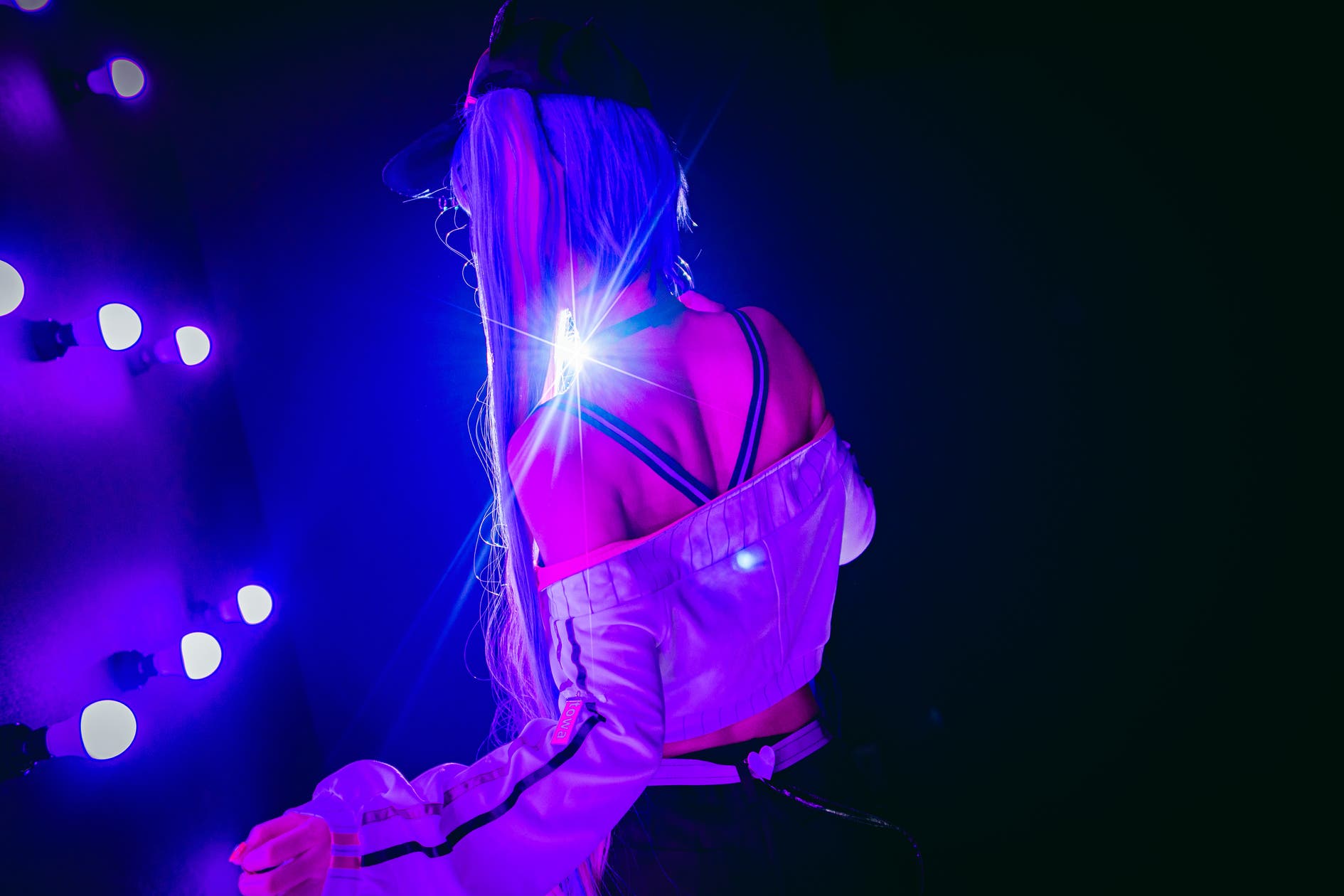 はこプレイス2F【エンチャントルーム】色で魅せる、光で映える、ミニステージでワンランク上の撮影体験の写真3