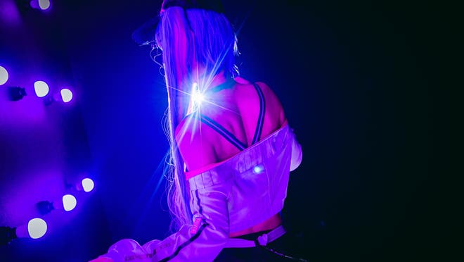 はこプレイス2F【エンチャントルーム】色で魅せる、光で映える、ミニステージでワンランク上の撮影体験の写真3