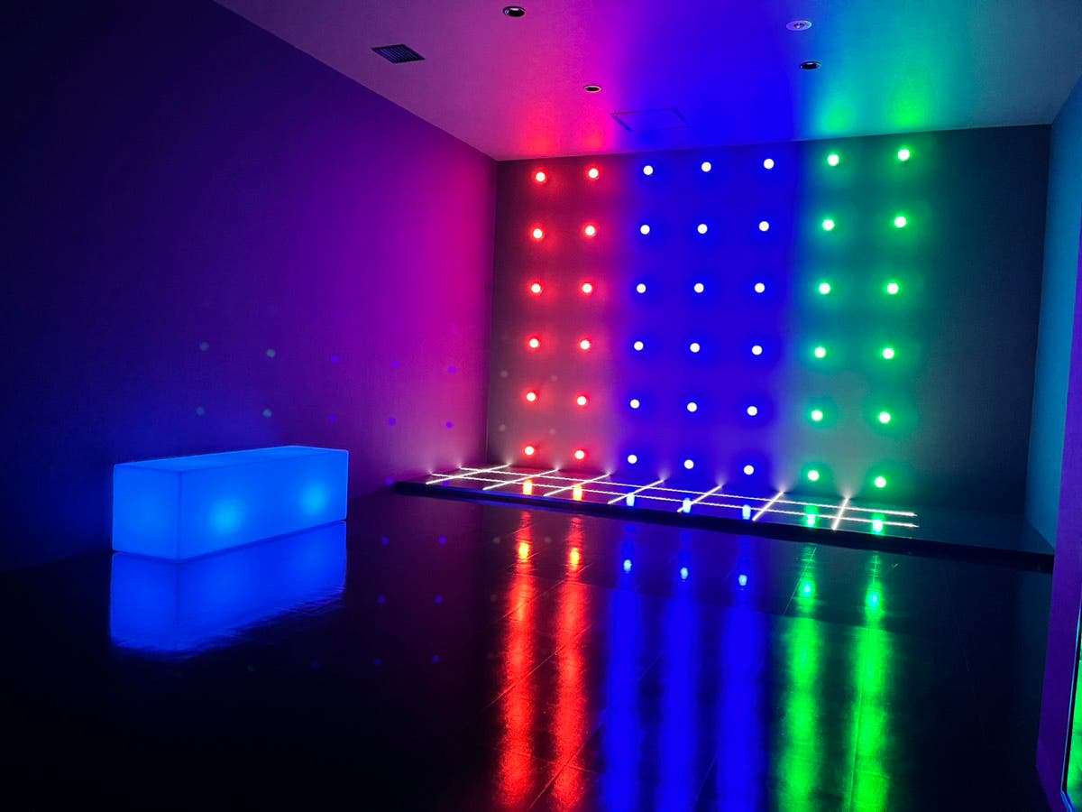 はこプレイス2F【エンチャントルーム】色で魅せる、光で映える、ミニステージでワンランク上の撮影体験の写真1