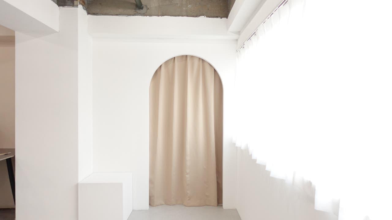 【御徒町６分】✨ウィンターキャンペーン✨２面採光｜コンクリ床＋白壁＋アーチ｜撮影機材＋背景紙無料【アパレル｜化粧品｜物撮り 】の写真3