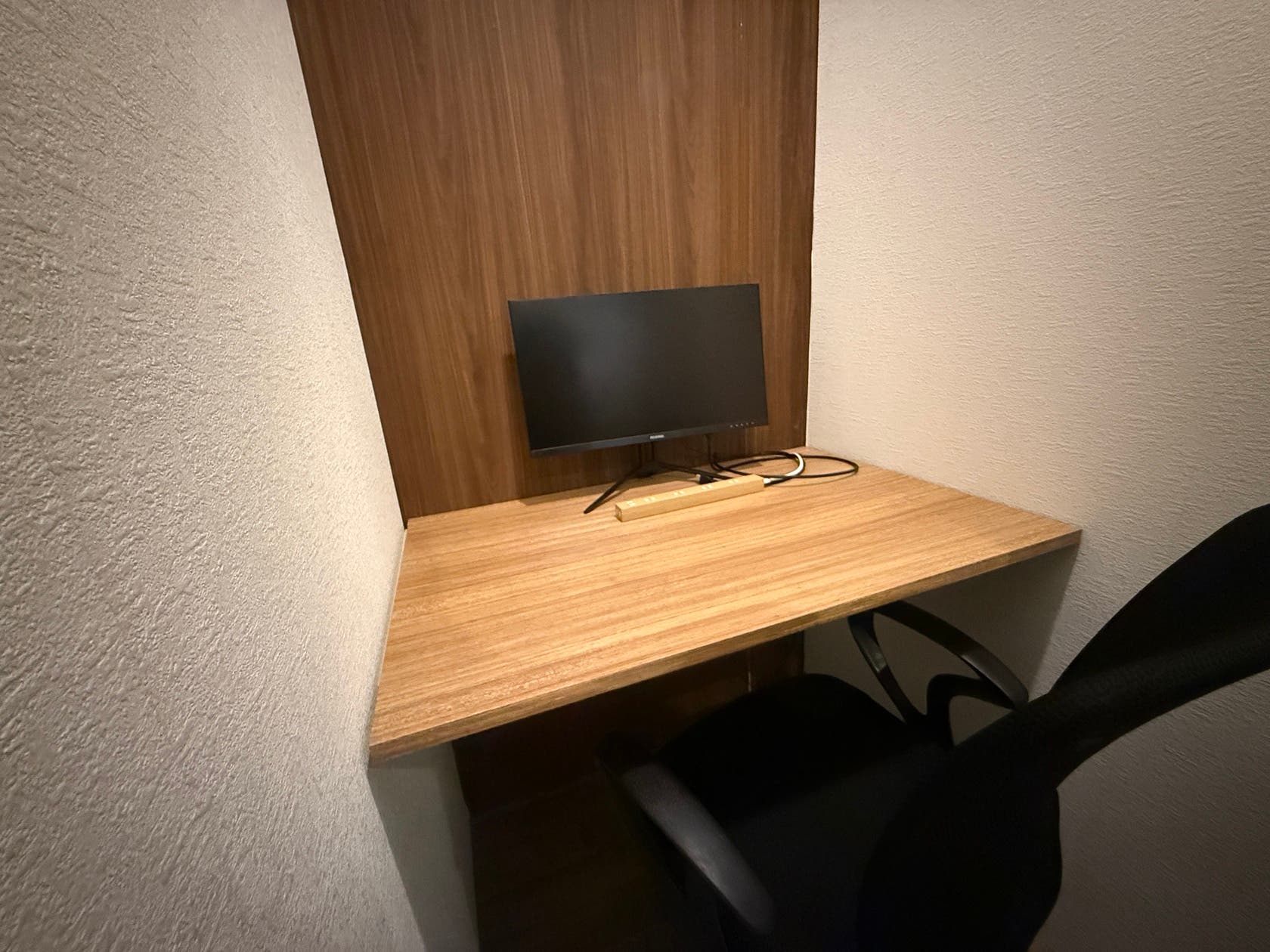 【鶴見駅1分】防音個室ブース【A】（モニター付）の写真1