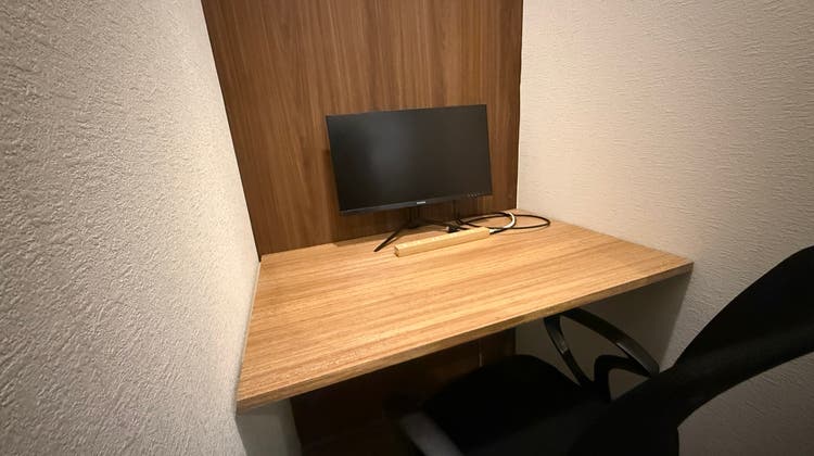 【鶴見駅1分】防音個室ブース【D】(モニター付)の写真1