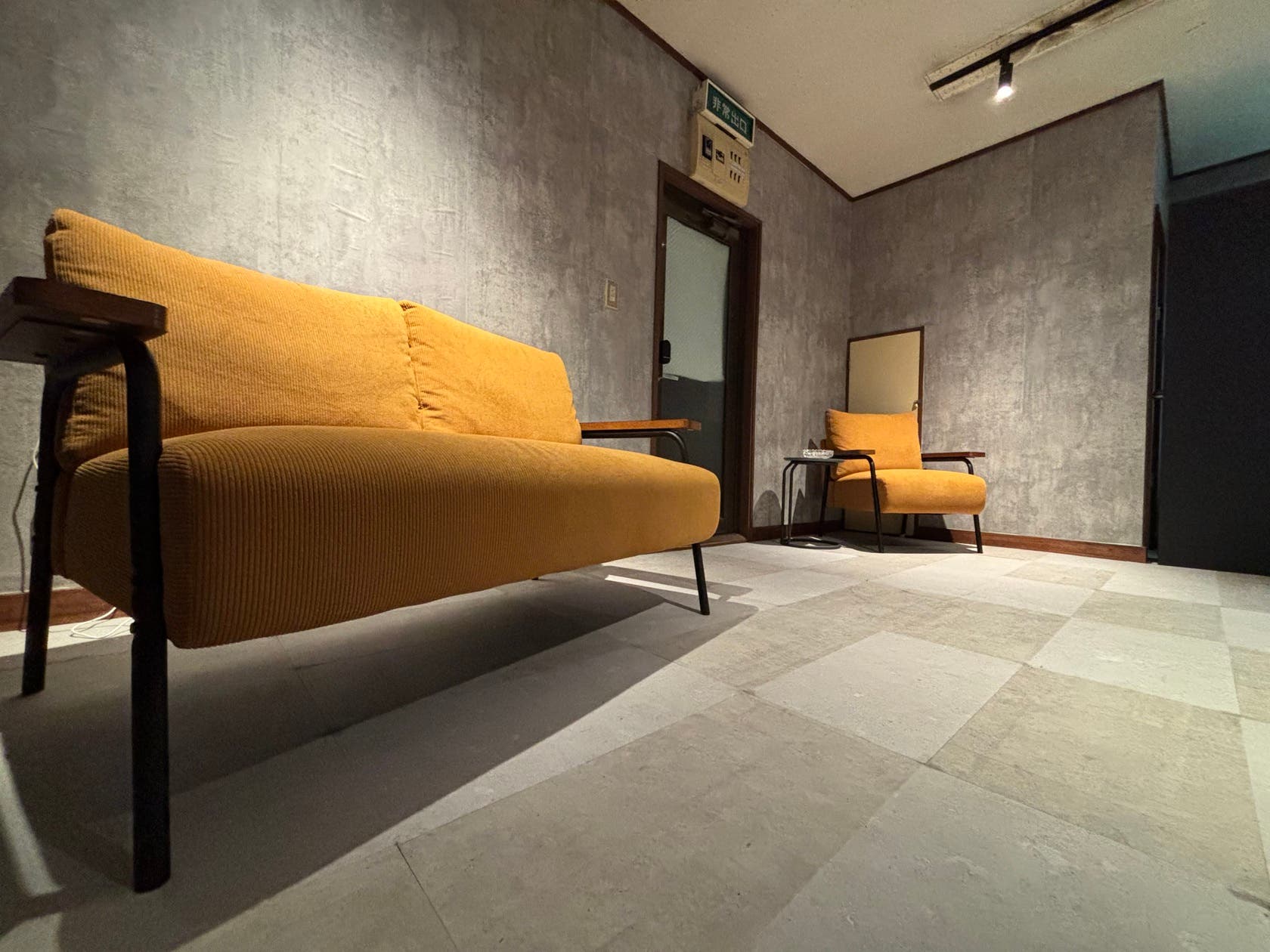 新中野30秒&新宿6分｜SNS映え間違いなしのレトロ空間でダンスを｜高音質スピーカー×ソファ付の写真2