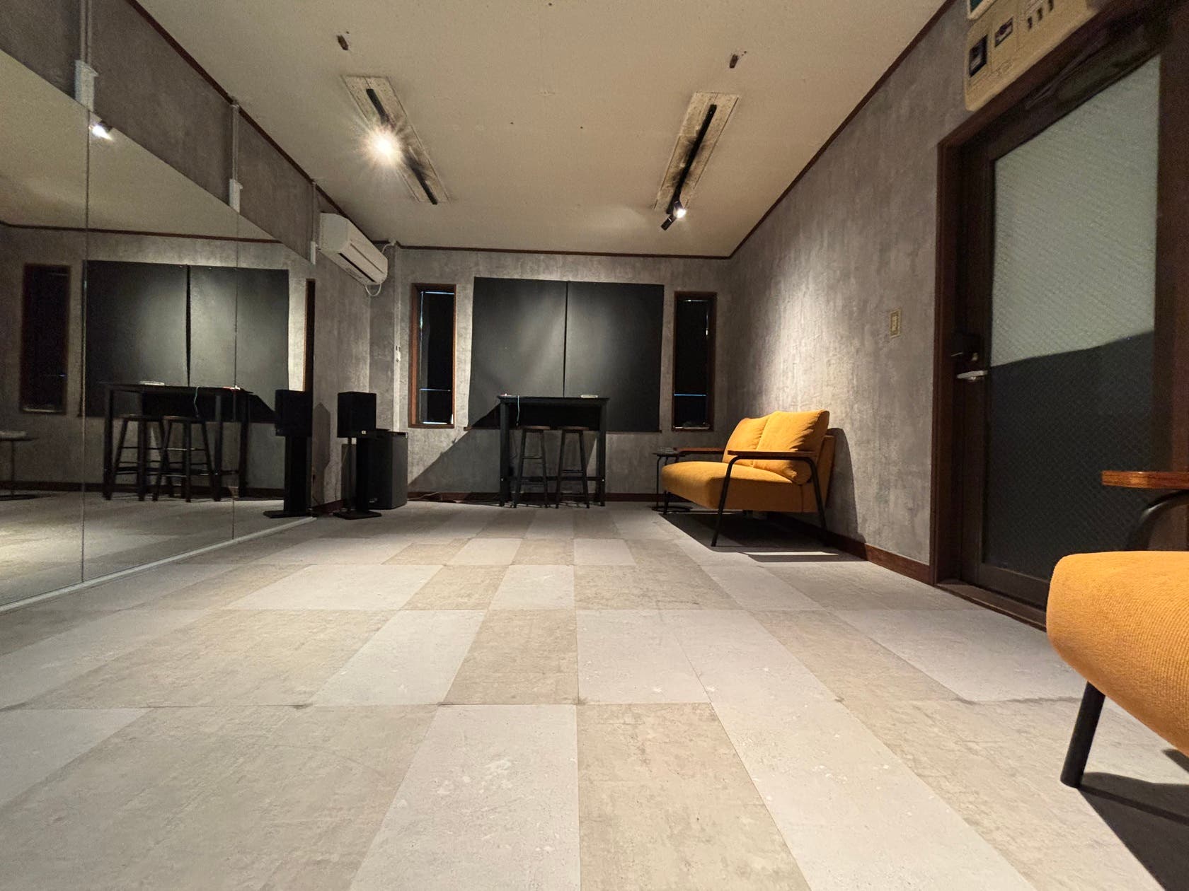 新中野30秒&新宿6分｜SNS映え間違いなしのレトロ空間でダンスを｜高音質スピーカー×ソファ付の写真3