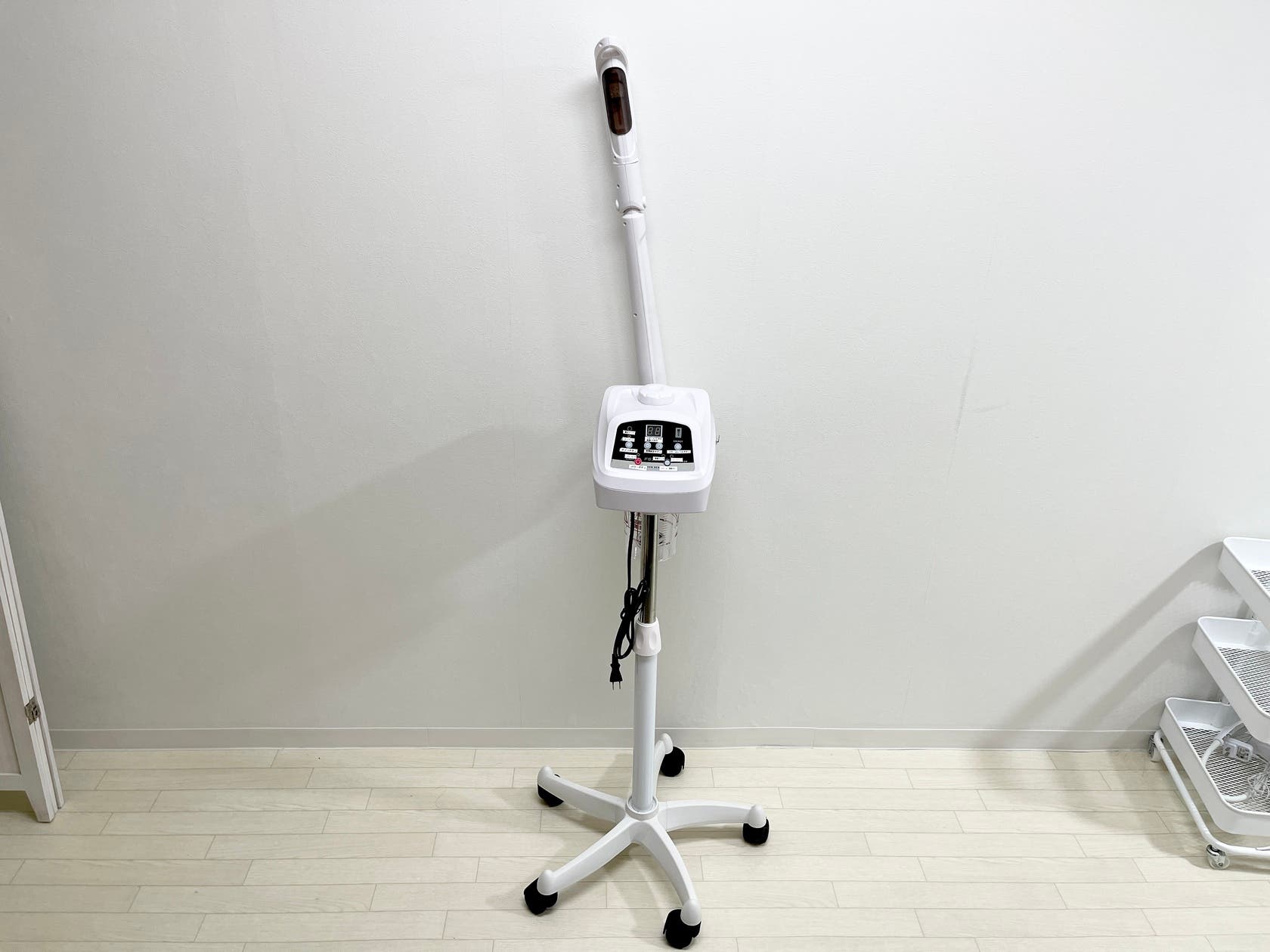 【新宿西口駅10秒】新宿駅2分の超駅近🚶｜電動昇降式ベットを完備👌｜新宿最安🉐｜洗練された清潔感のある内装｜🌱レンタルサロンの写真28