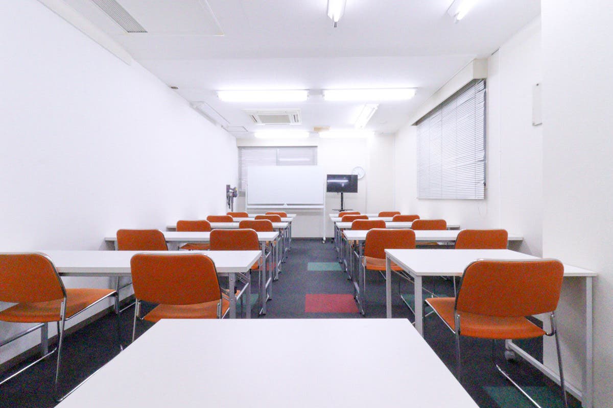 【心斎橋駅7番出口徒歩72秒！25名利用可！】モニター・ホワイトボード・WiFi無料！ふれあい貸し会議室 心斎橋Fの写真1