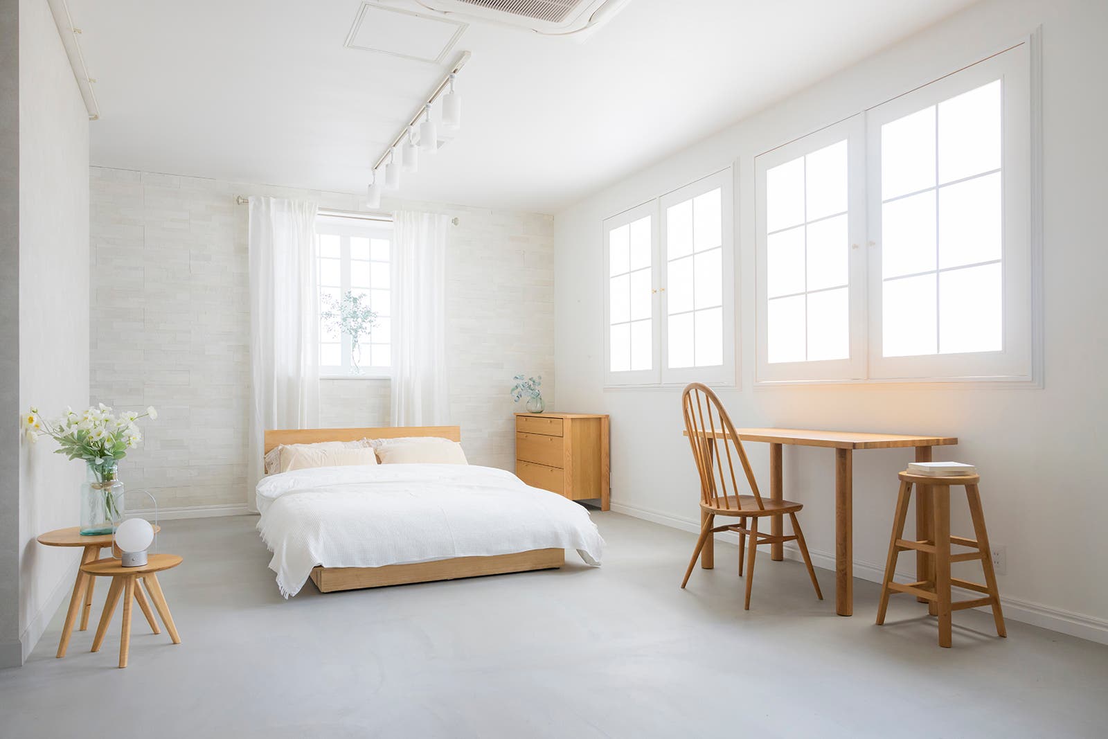 合計床面積約160平米の1棟レンタルプラン　自然光たっぷりの2階ハウススタジオ94平米と 1階ガレージスタジオの写真2