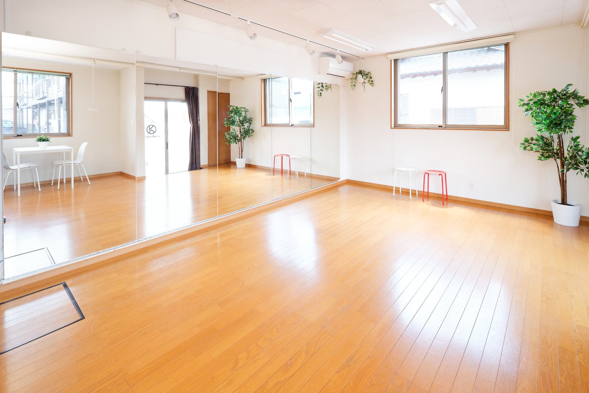 【宇都宮のダンススタジオ】大型ミラー完備丨1時間から利用可丨当日予約OK丨無料駐車場5台完備の写真1