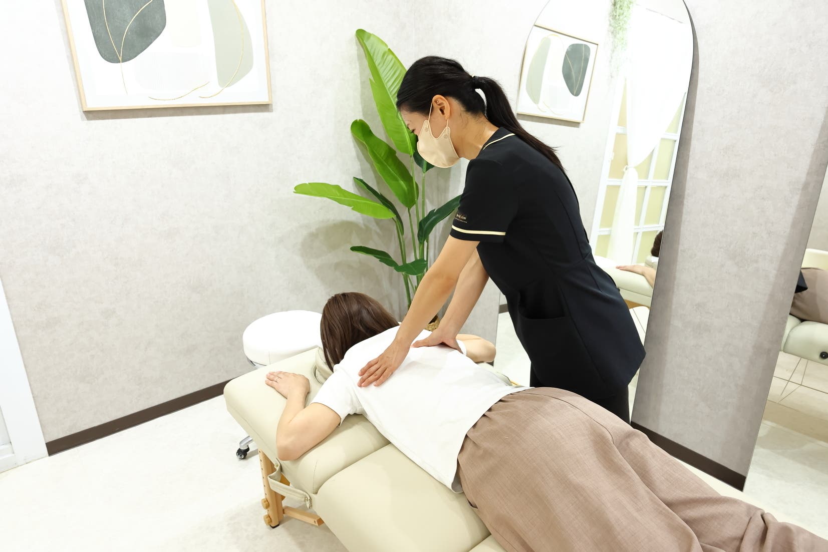 OPEN🎉】ベッド2台設置｜博多駅より徒歩5分の個室｜1人利用・複数人の体験会など使用◎｜西海岸の風とアジアのぬくもりある空間の写真5