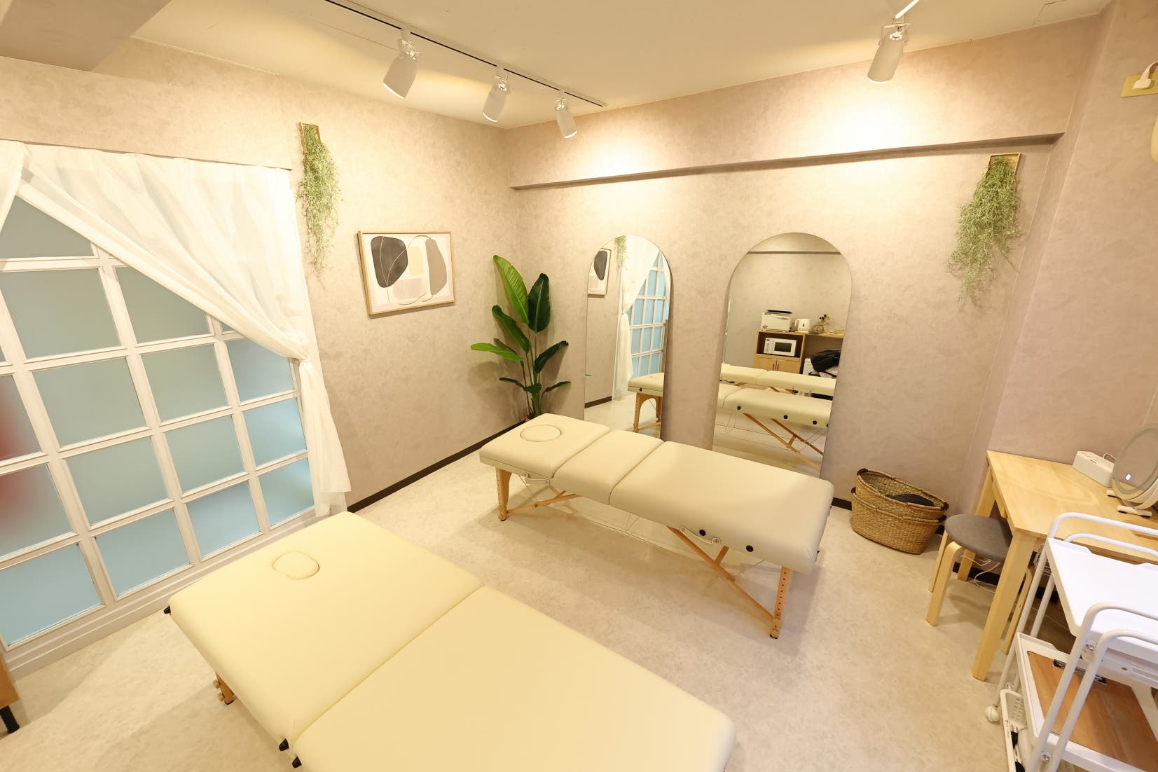 OPEN🎉】ベッド2台設置｜博多駅より徒歩5分の個室｜1人利用・複数人の体験会など使用◎｜西海岸の風とアジアのぬくもりある空間の写真6