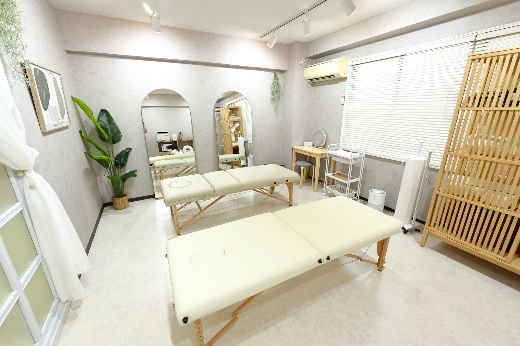 OPEN🎉】ベッド2台設置｜博多駅より徒歩5分の個室｜1人利用・複数人の体験会など使用◎｜西海岸の風とアジアのぬくもりある空間の写真3