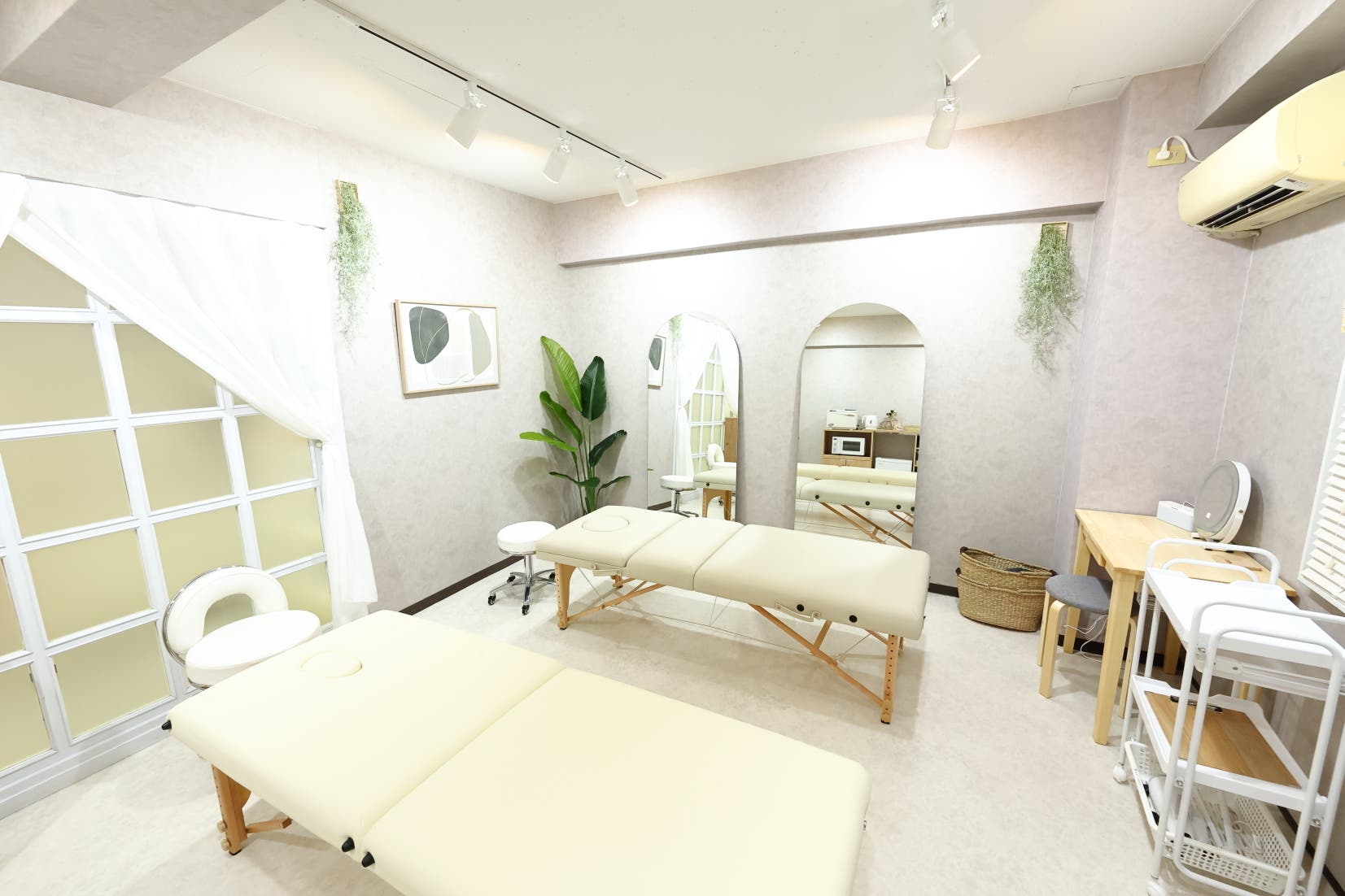 OPEN🎉】ベッド2台設置｜博多駅より徒歩5分の個室｜1人利用・複数人の体験会など使用◎｜西海岸の風とアジアのぬくもりある空間の写真1