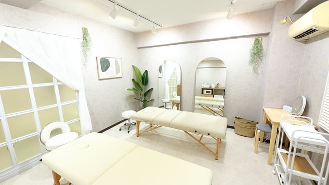 OPEN🎉】ベッド2台設置|博多駅より徒歩5分の個室|1人利用・複数人の体験会など使用◎|西海岸の風とアジアのぬくもりある空間の写真1