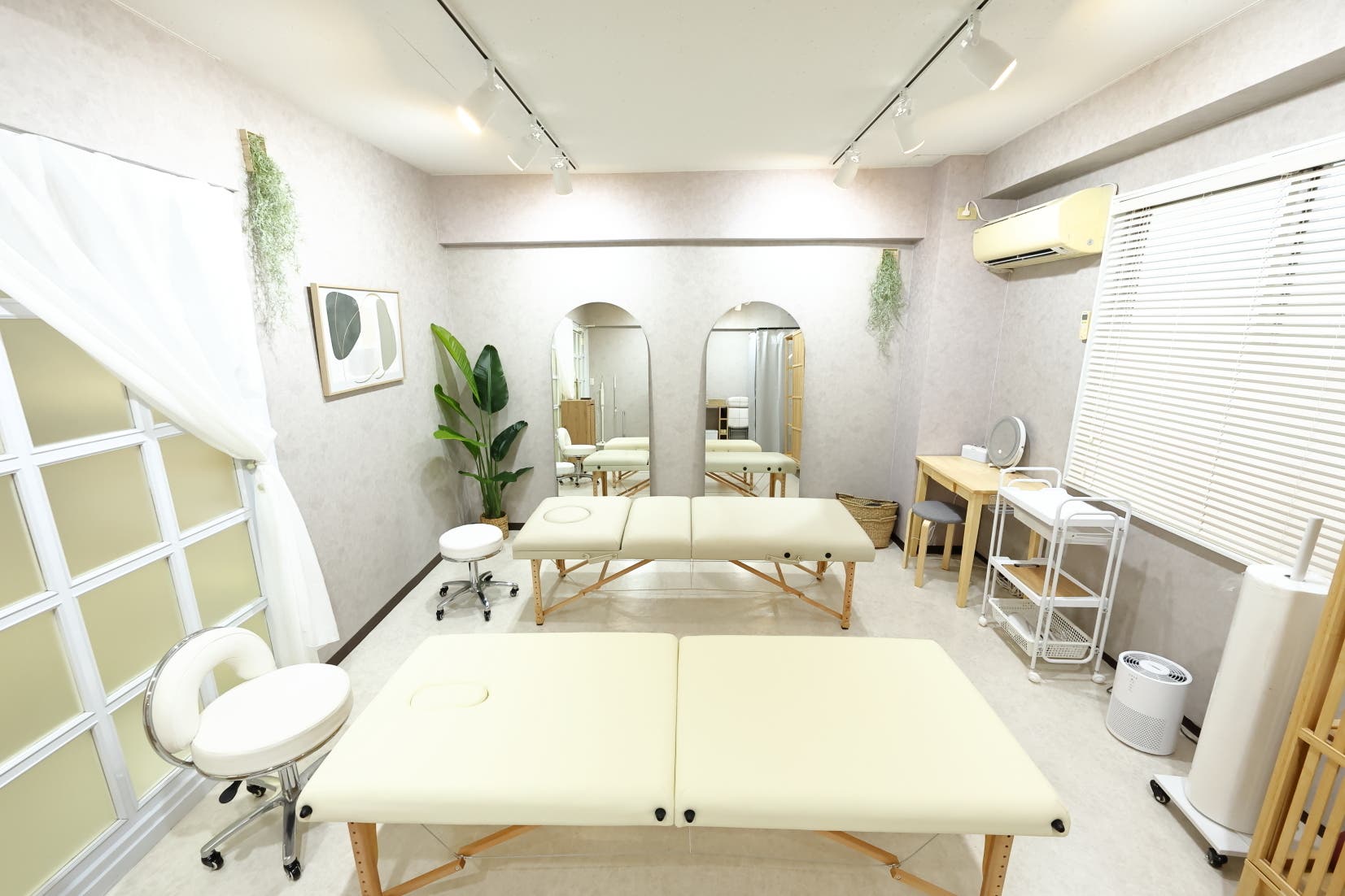 OPEN🎉】ベッド2台設置｜博多駅より徒歩5分の個室｜1人利用・複数人の体験会など使用◎｜西海岸の風とアジアのぬくもりある空間の写真2