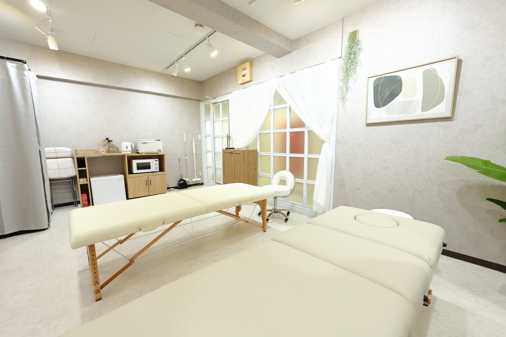 OPEN🎉】ベッド2台設置｜博多駅より徒歩5分の個室｜1人利用・複数人の体験会など使用◎｜西海岸の風とアジアのぬくもりある空間の写真4