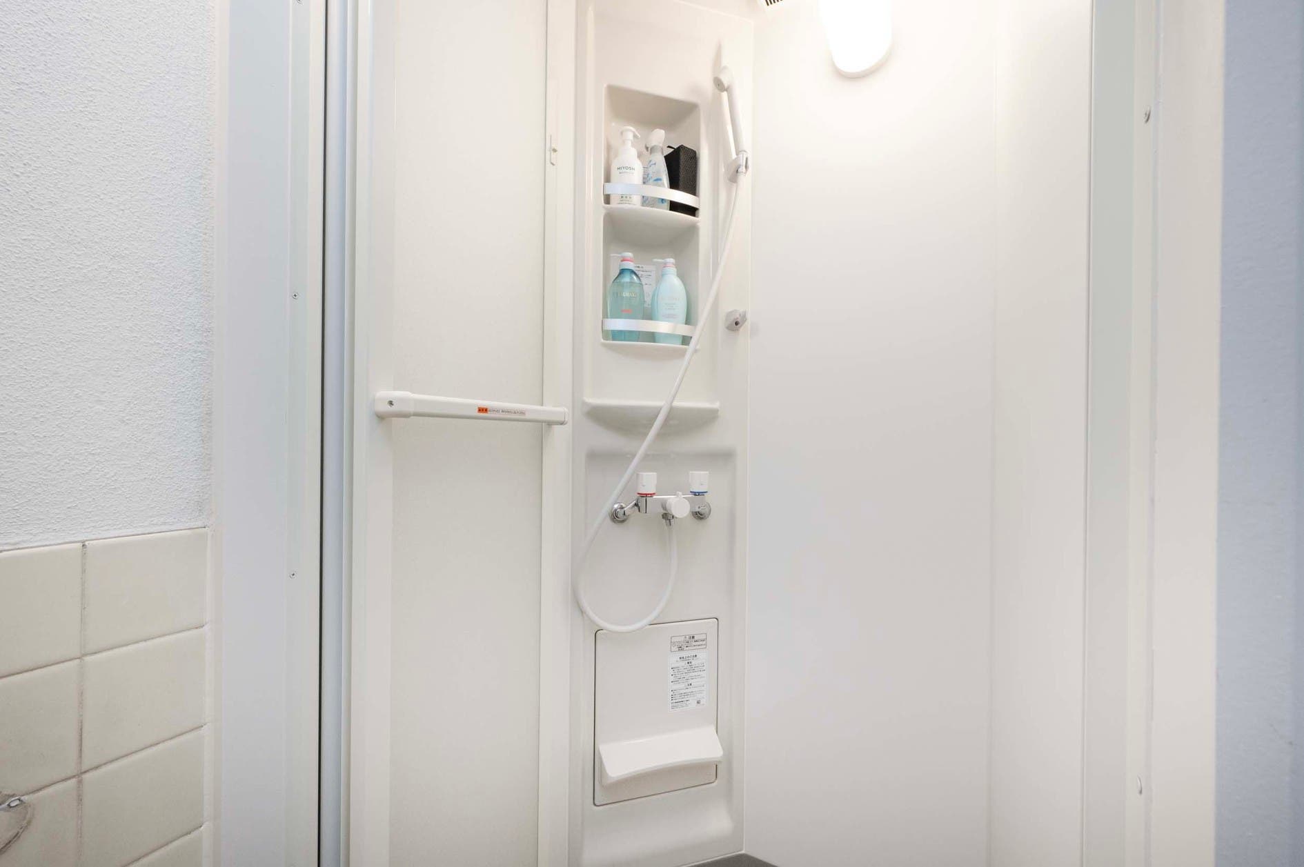 【シャワールーム】ボディーソープ、シャンプー、コンディショナーを備え付けており無料でご利用いただけます。の画像1