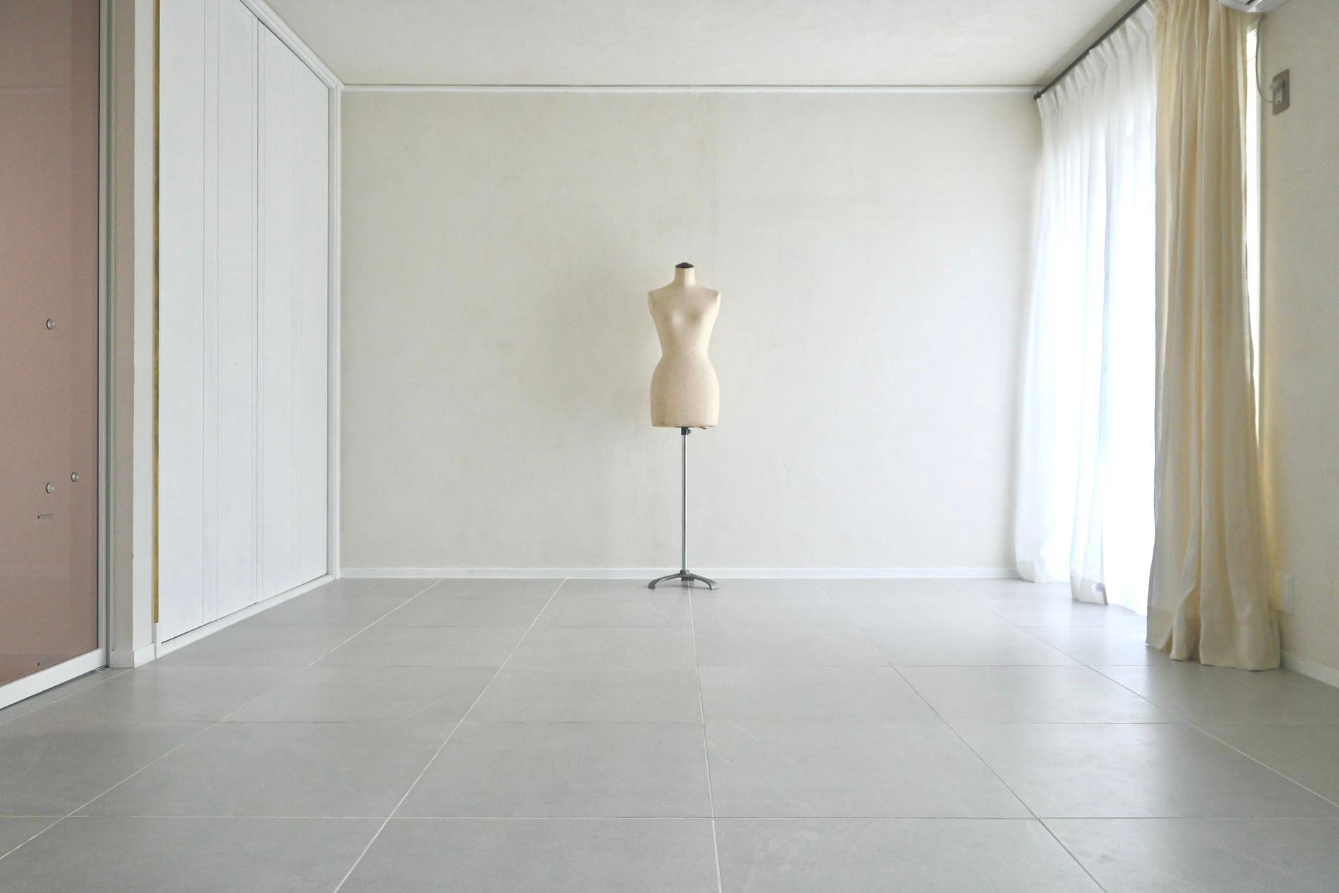 《 HOUSE124 / 2階スタジオ＋1階ダイニング 》 自然光とタイル床、ヴィンテージ窓、椅子。撮影、動画、一軒家スタジオの写真2