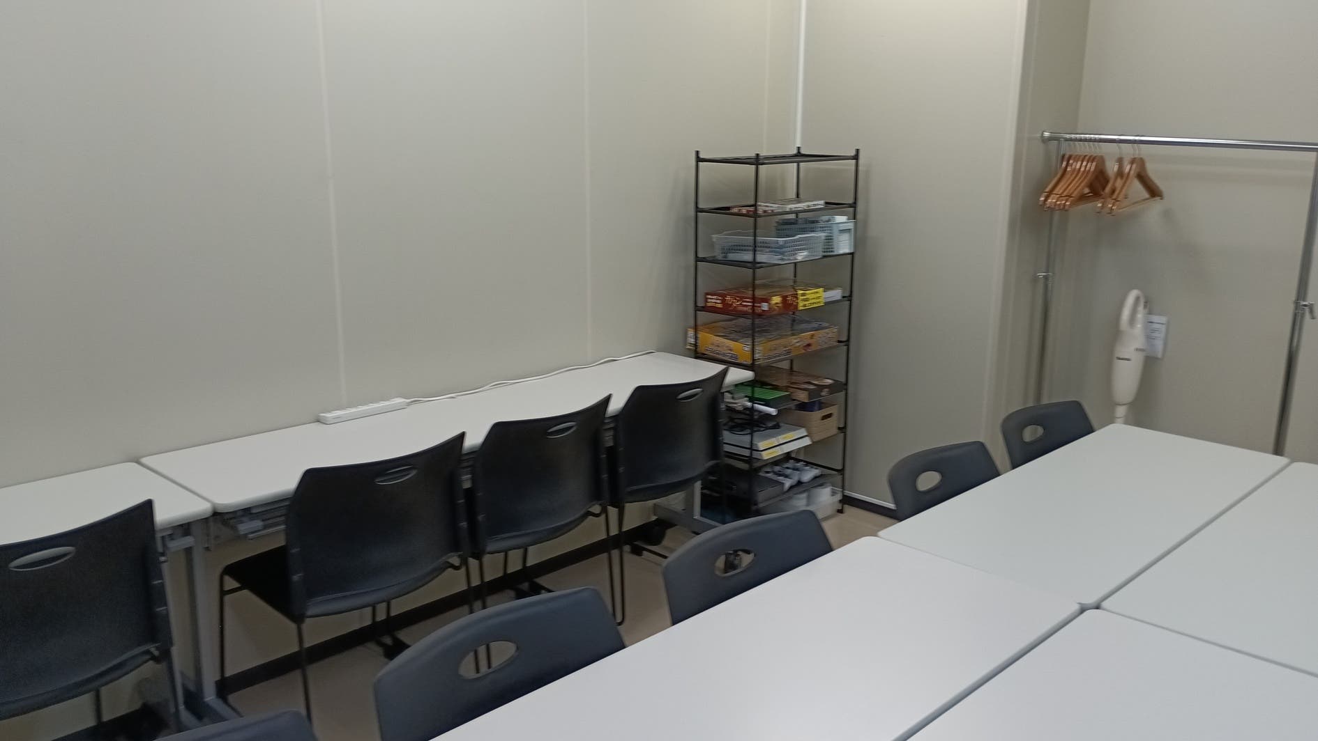 水道橋駅🚶1分🚃神保町駅🚶6分🚃シンプルな会議室 ☕貸し切り6930円～🎲最大15名👌モニター＆ホワイトボード充実の写真6