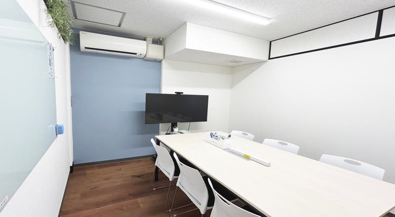 オビヤギルド小会議室。Web会議に最適、6人着席可能です。3階にあります。