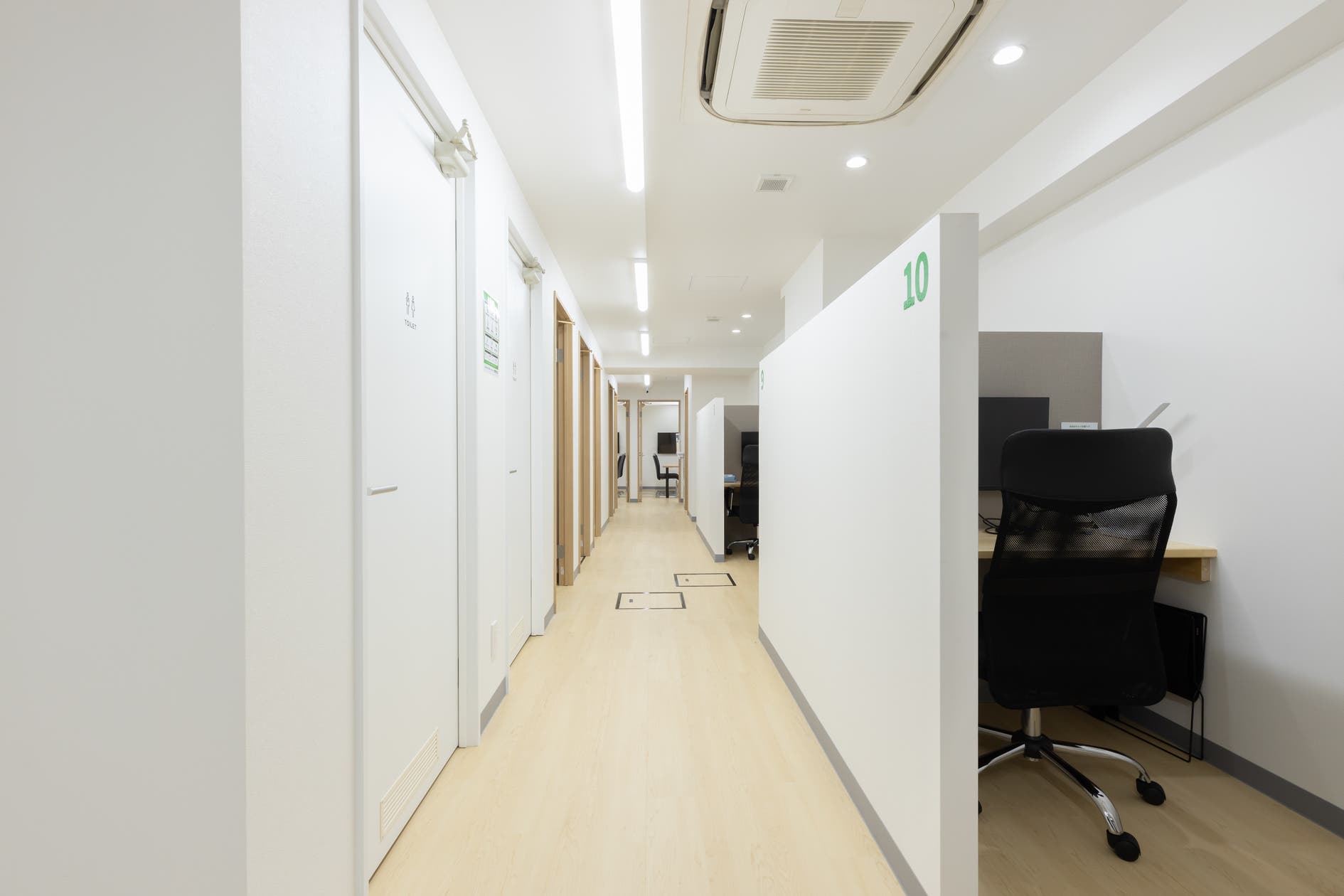 【Seeds Co-work 広島駅前】2名用完全個室④ モニター・フリードリンク付きの写真5