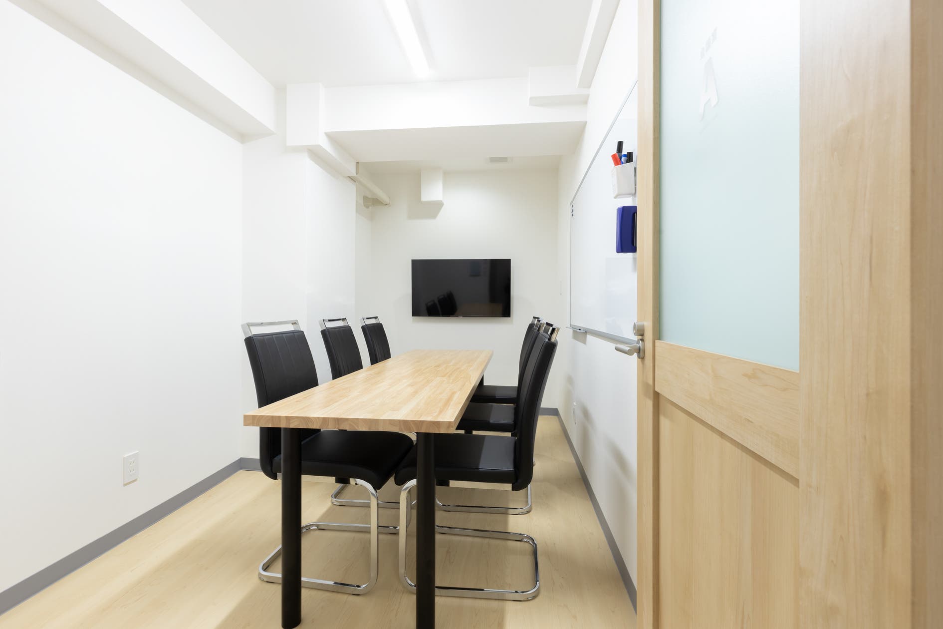 【Seeds Co-work 広島駅前】6名会議室A モニター・フリードリンク付きの写真1