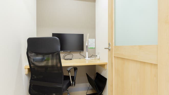 【Seeds Co-work 広島駅前】1名用完全個室⑥ モニター・フリードリンク付きの写真1